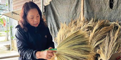 Chị Kén “chổi đót”