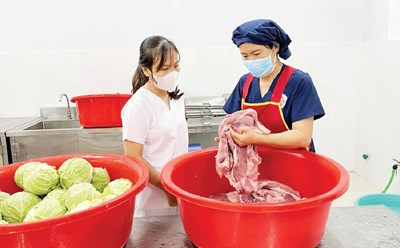 Gói ghém yêu thương trong bữa cơm bán trú