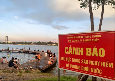 Tắm trên sông Hương, hiểm nguy rình rập