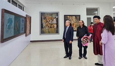 Launching a collection of precious paintings by Hue artists