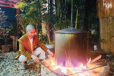 The pot of banh tet by the Huong river